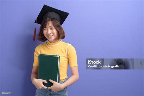 스튜디오 배경 위에 졸업 모자를 쓰고 있는 젊은 아시아 학생의 초상화 인물 사진에 대한 스톡 사진 및 기타 이미지 인물 사진 캐쥬얼 의류 학사모 Istock