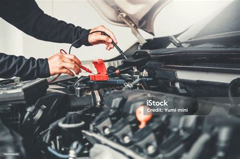자동차 수리 서비스 및 유지 보수 자동차 배터리에서 일하는 자동차 정비사의 기술자 손 건강 진단에 대한 스톡 사진 및 기타 이미지 건강 진단 자동차 배터리 점프