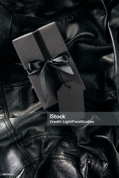 블랙의 상위 뷰 블랙 가죽 자 켓 배경 검은 금요일 개념에 빈 가격 태그와 선물 포장 0명에 대한 스톡 사진 및 기타 이미지 0명 가격표 가죽 Istock