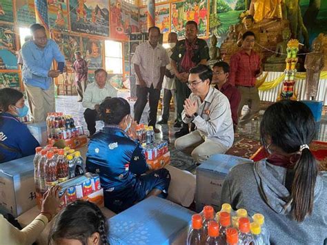 ឯកឧ ត្ត ម ប៊ុ ន ហុ ន អ ញ្ជើ ញ ចុះ ត្រួ ត ពិ និត្យ ស្ថា ន ភា ព ជំ ន ន់ ទឹ ក ភ្លៀ ង និ ង នាំ យក