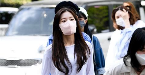 [포토] 오마이걸 아린 살며시 드러낸 복근