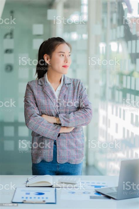 아시아 비즈니스 여성 작업 재무 분석 회계 보고서 수익 통계 이익 및 성장을위한 회사 성과 그래프 연구 수직 이미지 경영자에 대한 스톡 사진 및 기타 이미지 Istock