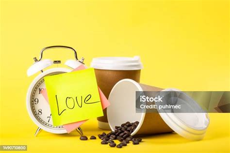 알람 시계 종이컵 종이 알림 커피 원두가 노란색 배경에 있다 0명에 대한 스톡 사진 및 기타 이미지 0명 개념 경영자 Istock