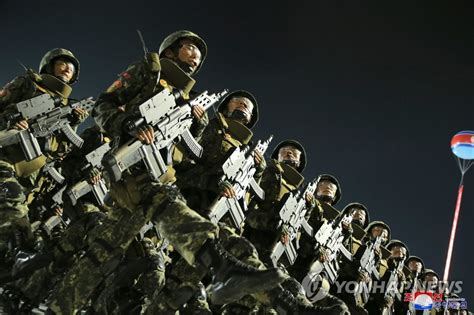 북한 전승절 70주년 야간 열병식 개최 연합뉴스