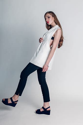 창의적인 메이크업 산호와 아름 다운 여자의 흰 재킷 부드럽고 젖은 머리에 입술 감정에 대한 스톡 사진 및 기타 이미지 감정 개념 개념과 주제 Istock