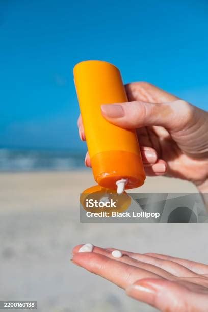 손에 자외선 차단제 한 병을 들고 있는 여성은 백반증을 앓고 있습니다 햇볕 차단 로션에 대한 스톡 사진 및 기타 이미지 햇볕 차단 로션 차일 병 Istock