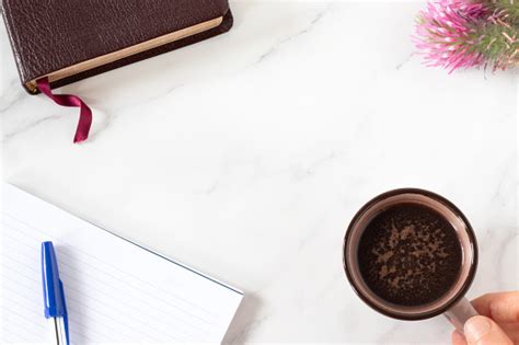 닫힌 성경 공책 펜 그리고 하얀 대리석 테이블에 커피잔을 들고 있는 여성의 손 위쪽 전망 성경에 대한 스톡 사진 및 기타 이미지