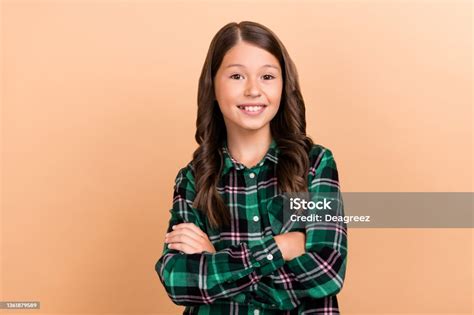 베이지 색 배경에 분리 된 접힌 손으로 체크 셔츠를 입고 젊은 미소의 사진 Brand Name Smart Phone에 대한 스톡 사진 및 기타 이미지 Brand Name