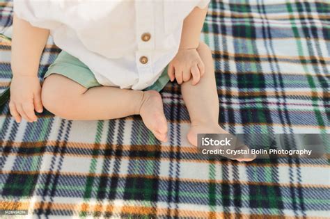 2022년 9월 플로리다 팜비치의 샌디 비치에 있는 모래 해변에서 격자무늬 담요에 앉아 있는 9개월 된 쿠바계 미국인 아기 소년 가을에 대한 스톡 사진 및 기타 이미지