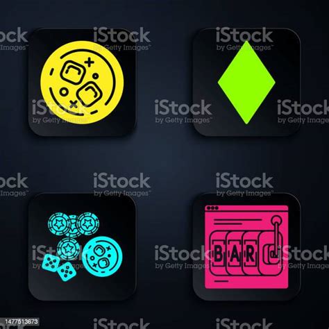 세트 온라인 슬롯 머신 위스키 및 아이스 큐브 유리 카지노 칩 게임 주사위 및 아이스 큐브가 있는 위스키 유리 및 다이아몬드 기호가 있는 카드 놀이 블랙 스퀘어 버튼 벡터