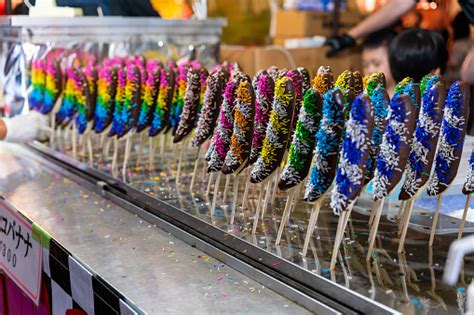 도쿄 신주쿠의 한 축제에서 초콜릿으로 덮인 바나나 가판대의 모습 0명에 대한 스톡 사진 및 기타 이미지 0명 도쿄 바나나 Istock