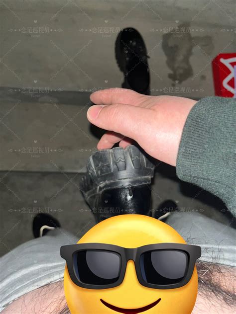 恋足扫楼巡视员 On Twitter 绝对真实同好投稿！你敢想象某骚女竟然非常享受自己的鞋子被男生s满，并且还不满足于一个男生，甚至还叫