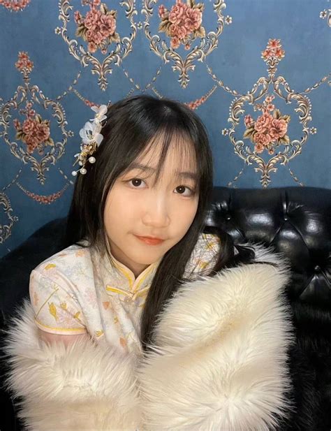 Wuyu On Twitter 自此，每当烂逼母狗吴晓彤在学校跟其他大鸡巴同学在男厕所操逼时，她的早泄绿帽男友就会偷偷站在厕所门外，听