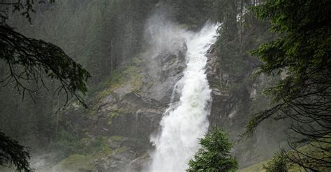 가문비 경치 경치가 좋은 계단식 고요함 광야 그림 같은 녹색 때묻지 않은 모험 무성한 무성한 녹지 민물 바위 같은 지형 박무 분무기 산 생태
