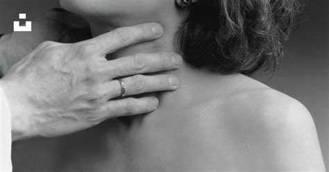 여자는 남자의 어깨에 손을 얹고 있다 사진 Unsplash의 무료 의사 이미지