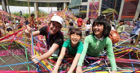 [사진]외국인도 즐거운 탱글 탱글 고무줄 놀이