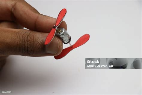 프로펠러가 샤프트에 부착된 소형 듀얼 샤프트 Dc 모터 팬 터빈 및 서보 모터를 만드는 미니 모터 금속에 대한 스톡 사진 및 기타 이미지 Istock