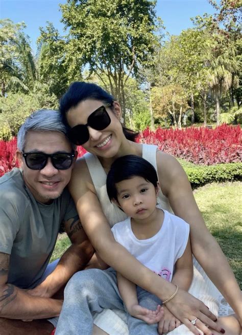 “เจมส์ จิรายุทธ” สามี “เอมมี่ มรกต” ทุ่มซื้อรถโรงเรียนหรูให้ “น้องสายน้ำ”