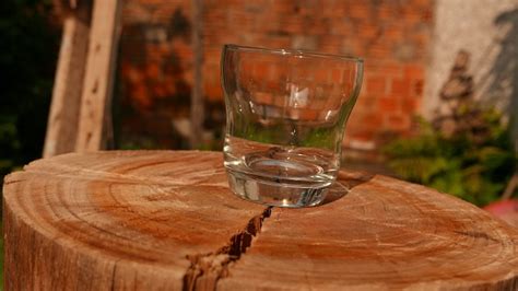 나무 탁자 위에 놓인 빈 유리잔 정원에 있는 빈 유리잔 야외에 빈 유리잔 햇볕에 빈 유리잔 정원 탁자 위에 빈 유리잔이 놓여 있다 유리 클로즈업 샷 0명에 대한 스톡 사진