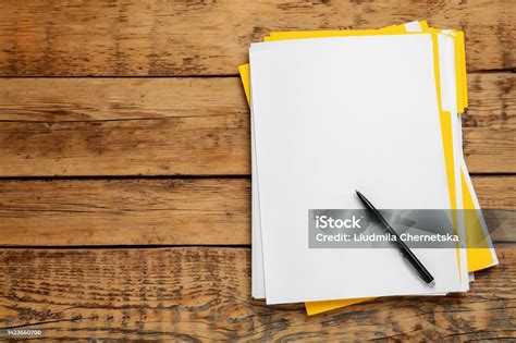 나무 테이블에 빈 종이와 펜이있는 노란색 파일 상단보기 텍스트를 위한 공간 서기에 대한 스톡 사진 및 기타 이미지 서기 시트 침구 종이 Istock