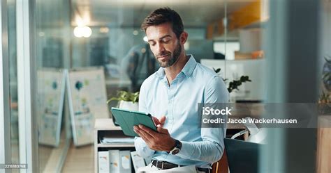 태블릿 계획 및 스크롤 사무실에서 사업가와 함께 읽기 회사 컨설턴트 및 성과 분석가 프로젝트 아이디어를 위해 에이전시에 있는 사람과 함께 전문적이고 고객 피드백 및 연구