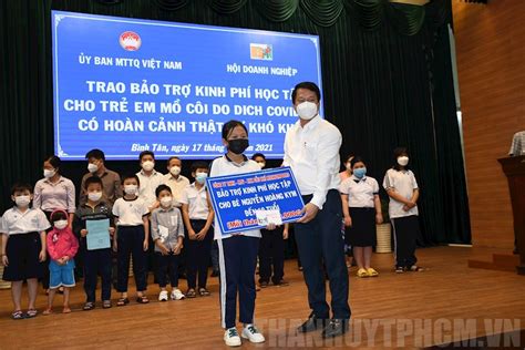 Bình Tân Trao 793 suất học bổng cho học sinh sinh viên có hoàn cảnh