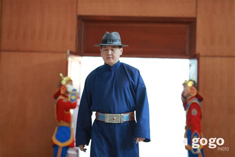 Төрийн гурван өндөрлөг цэнхэр өнгийн дээлээр ижилсэв