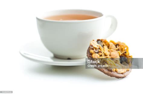 견과류와 건포도와 초콜릿 칩 쿠키입니다 흰색 배경에 고립 된 차 한잔과 쿠키 갈색에 대한 스톡 사진 및 기타 이미지 갈색 건강에 좋지 않은 음식 건강하지 못한 생활