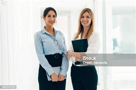 현대 스타트업에서 카메라를 보면서 디지털 태블릿으로 일하는 두 명의 우아하고 매력적인 사업가 2명에 대한 스톡 사진 및 기타 이미지 Istock