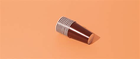 베이지 색 배경에 등색으로 커피 플라스틱 컵 최소 여전히 삶의 예술 플라스틱 프리 컨셉 0명에 대한 스톡 사진 및 기타 이미지 Istock