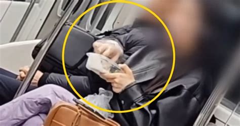 [영상]“음식 냄새 맡으며 출근”…지하철서 매일 손으로 밥 먹는 女