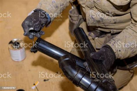 배관공 손 접착제 플라스틱 배수 파이프의 두 조각 새로운 욕실에 닫습니다 폴리 염화 비닐에 대한 스톡 사진 및 기타 이미지 폴리 염화 비닐 풀 문구류 관 튜브