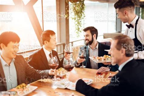 레스토랑에서 중국 실업가와 회의입니다 웨이터는 초밥을 제공합니다 기념일에 대한 스톡 사진 및 기타 이미지 기념일 남자 남자 사업가 Istock