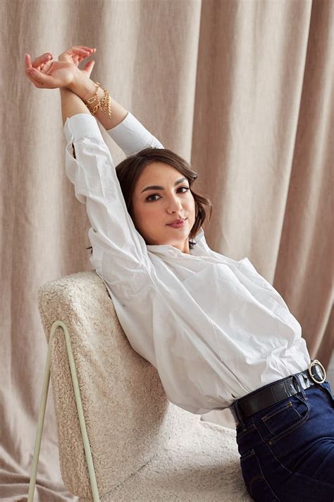 Девушка эстетика бежевый портрет