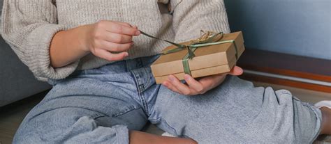 크리스마스 선물 제로 폐기물 크래프트 종이 나무 테이블에 에코 친화적 인 손 만든 상자 포장 선물 에코 크리스마스 휴일 개념