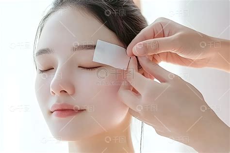 顾客ai数字艺术 眼部整形简约风美容师给顾客修眉场景商业照片 Ai人像免费下载 Png格式 4032像素 编号71434874 千图网