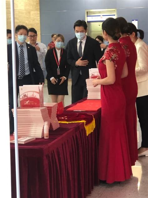 胡歌母親乳腺癌去世三年，胡歌公開與大家分享母親抗癌29年的經歷 每日頭條