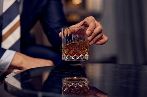 手拿威士忌酒杯特写高清图片下载 正版图片507690032 摄图网