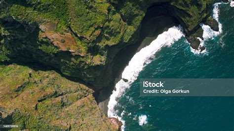 바위가 많은 바다 해안선 풍경입니다 Chinamada 마을 근처의 Anaga 녹색 산의 공중 하향식 전망 카나리아 제도의 테네리페에서 하이킹 테네리페에 대한 스톡 사진 및