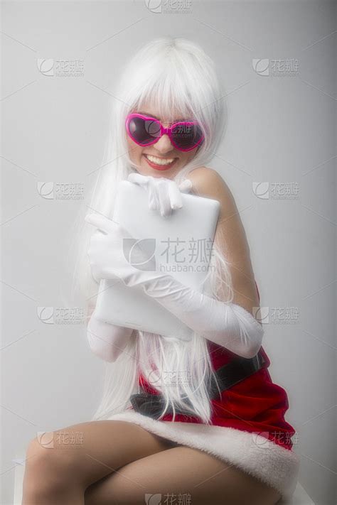 金发女孩戴着粉色眼镜，效果柔和