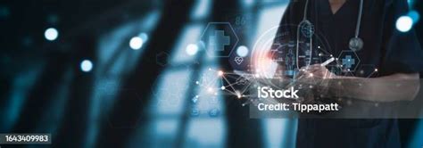 의료 기술 혁신 및 디지털 헬스케어 디지털 태블릿을 사용하는 외과 의사는 전자 건강 기록 데이터를 분석하고 인터넷 네트워크 가상 병원 미래 의료 기술과 연결된 테스트 결과를