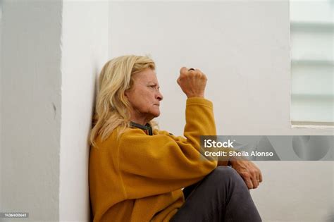 분노와 분노를 가진 화난 노인 여자 정신 건강에 대한 자부심 자살 예방 60 64세에 대한 스톡 사진 및 기타 이미지 60