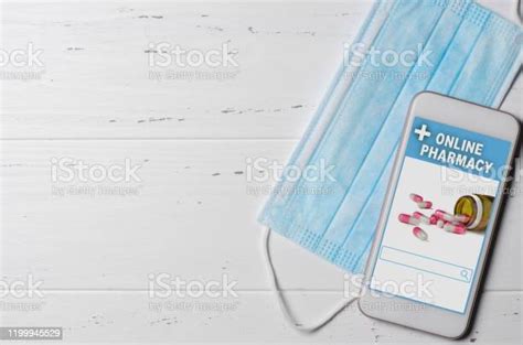 온라인 약국 의약품의 온라인 주문을위한 스마트 폰의 응용 프로그램 의료 일회용 얼굴 마스크와 흰색 배경에 전화 의약품의 편리한 선택의 개념 개념에 대한 스톡 사진 및 기타