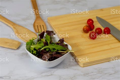 대리석 테이블에 샐러드 양상추 토마토와 나무 기구와 볼루 건강한 라이프 스타일 주의 건강한 식생활에 대한 스톡 사진 및 기타 이미지 건강한 식생활 물 빨강 Istock