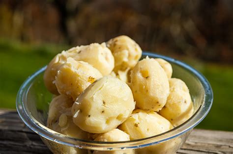 으깬 감자와 야외 밖에서 자연의 보케 배경을 요리하기 위해 그릇에 신선한 삶은 찐 구운 노란 껍질을 벗긴 감자를 클로즈업하십시오 껍질 벗긴에 대한 스톡 사진 및 기타 이미지