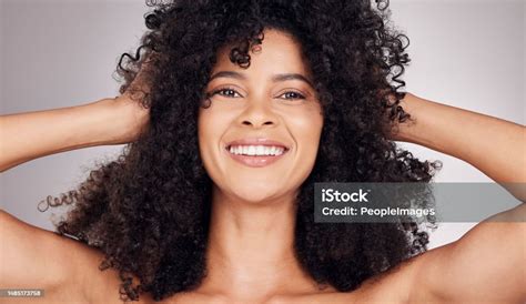 스킨케어 행복한 또는 스튜디오에서 자연스러운 머리카락 화장품 및 얼굴 루틴을 가진 흑인 여성의 초상화 푸에르토 리코의 건강 미소