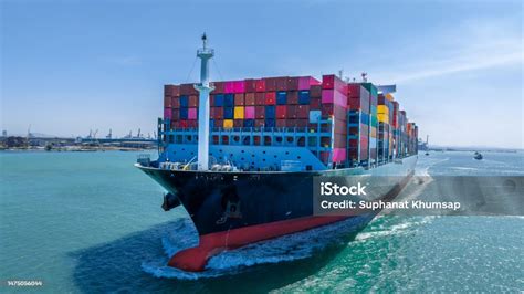 컨테이너를 운반하고화물 야드 항구에서 사용자 정의 해양 개념 기술 운송 통관에 수출 물품을 위해 달리는화물 선박의 정면보기에있는 공중 0명에 대한 스톡 사진 및 기타 이미지