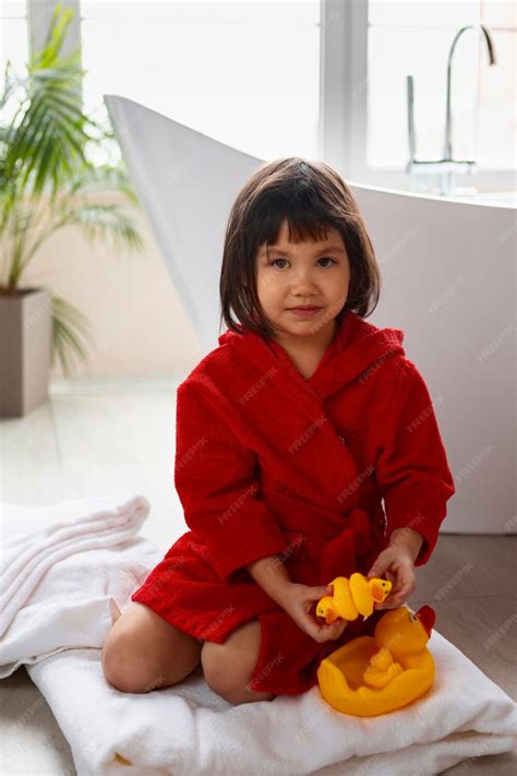 Девушка в полный рост в халате Бесплатное фото