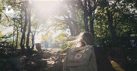 검은 재킷과 파란색 배낭을 입은 여자가 낮에 푸른 나무 근처에 서 있다 사진 Unsplash의 무료 Гора ай петри 이미지