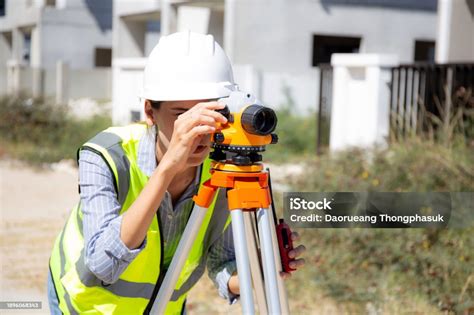 건설 현장에서 경위석을 사용하는 측량사 여성 토지 측량 및 도로 검사 1 명 산업 개념 개발에 대한 스톡 사진 및 기타 이미지 Istock